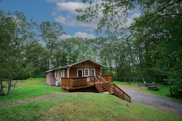 Secluded Escape W/ Hot Tub, Fire Pit & Sleeps 10! - Delaware State Forest, Dingmans Ferry