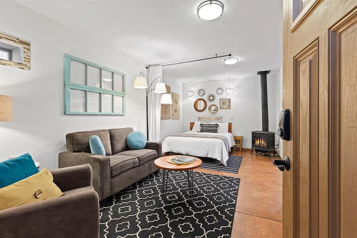 New Listing! Cozy Studio | Walk To Downtown Bend - Bend, OR