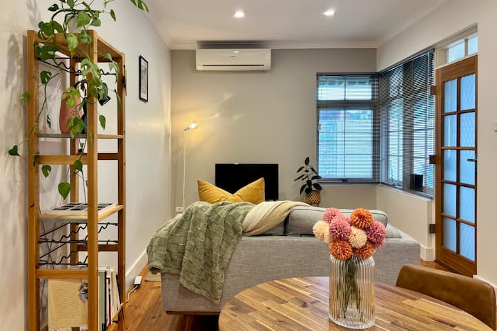 • Quiet Unit • 5* Location • Augusta St (Updated) - Adelaida