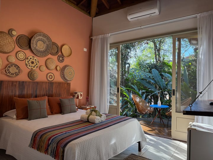 Suíte Quartzo Goiaba Com Varanda Privativa/jardim - Paraty