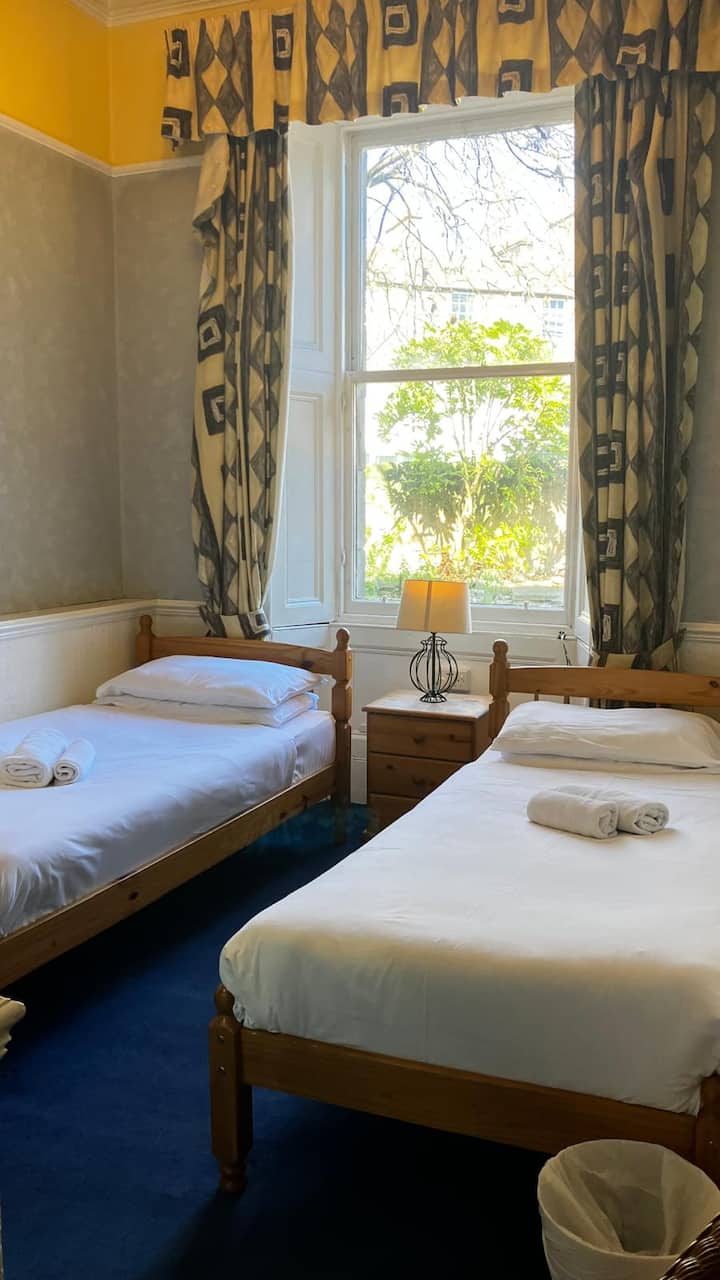 Room 6, Twin Beds With En-suite, Kinnaird Hotel - 
