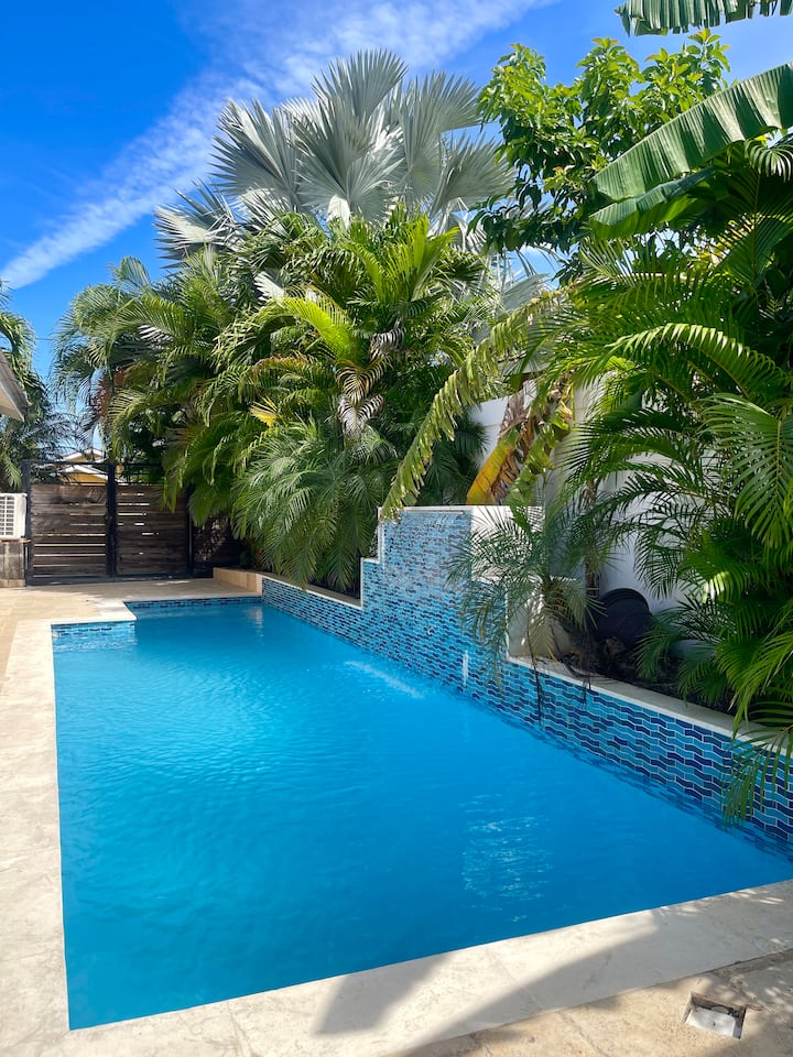 Cool Villa: Sleeps 6, Private Pool, Back Yard Deck - Jamaica