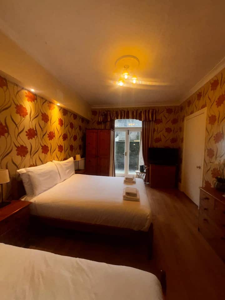 Room 1, Large Room With En-suite, Kinnaird Hotel - Edinburgh