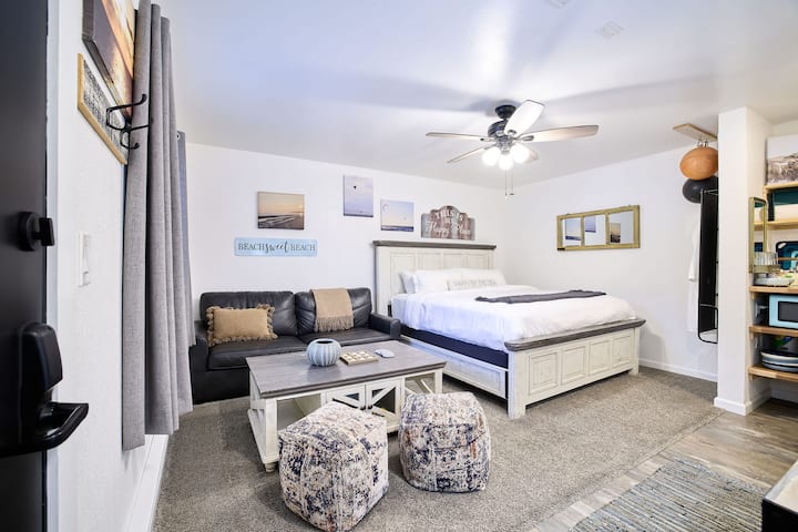 Studio + Sleeper Sofa @Boutique Hotel - Homer, AK