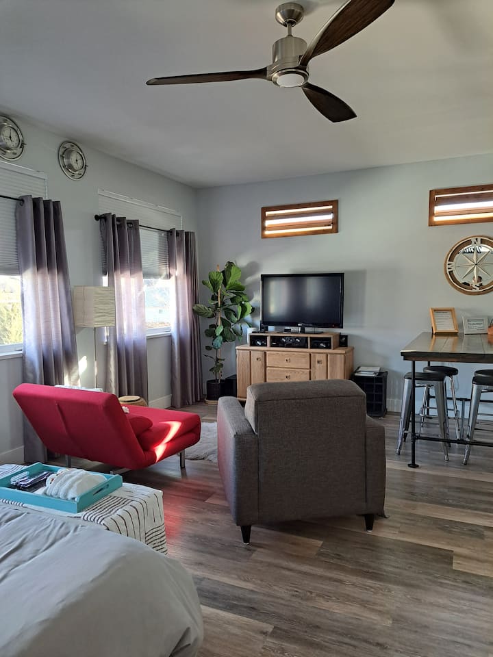 Walkable Just Beachy Studio Suite For 2 - Penticton