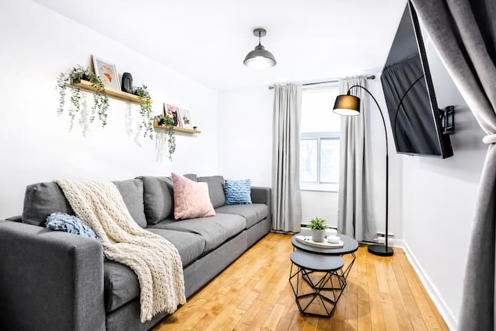 Stylish 3br Plateau • Sleeps 8 • Free Parking - Montreal