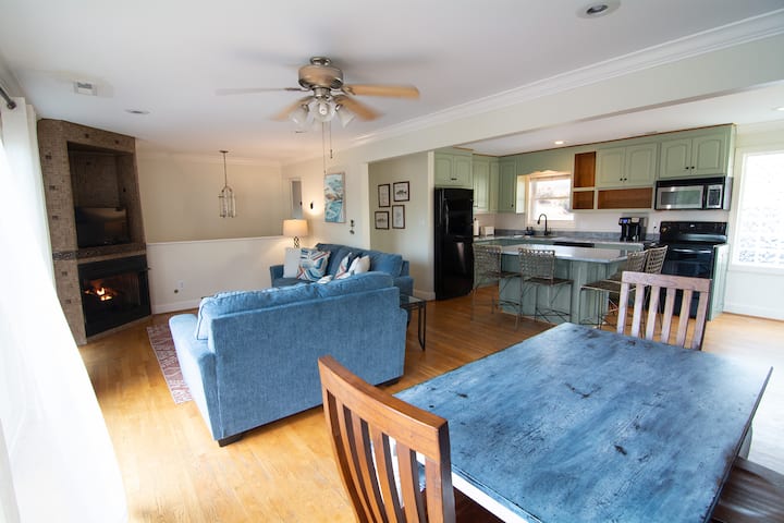 Lakefront Dock + Deck | Game Room | Pets Ok - Smith Mountain Lake, VA