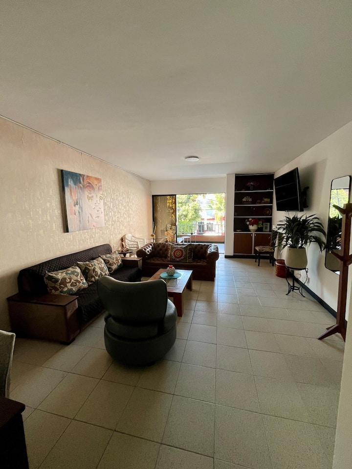 Apartamento Para 7 Personas, Buena Ubicación - Medellin, Antioquia, Colombia