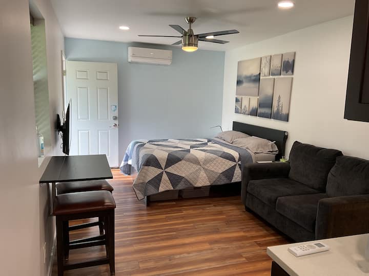 Luxury Studio 5 Min From Lambert Int'l Airport - Berkeley, MO
