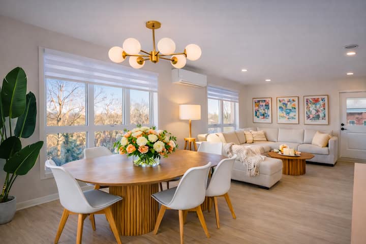 Serene Modern 3br River View Apt W/ Parking - Montreal