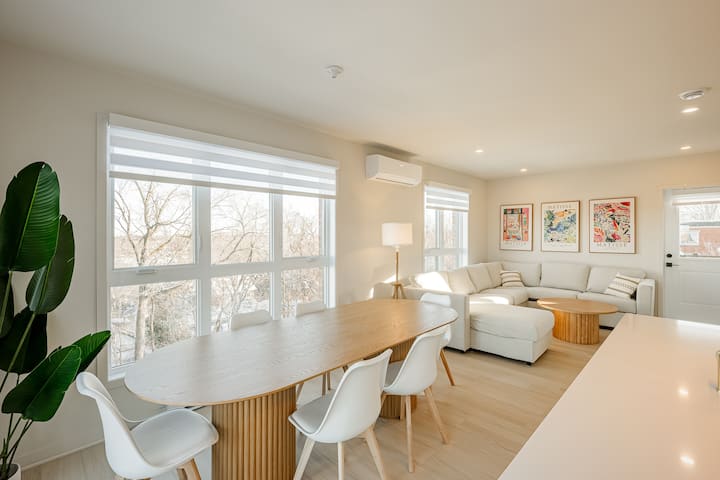 Bright & Minimal Urban Retreat | River View - Laval