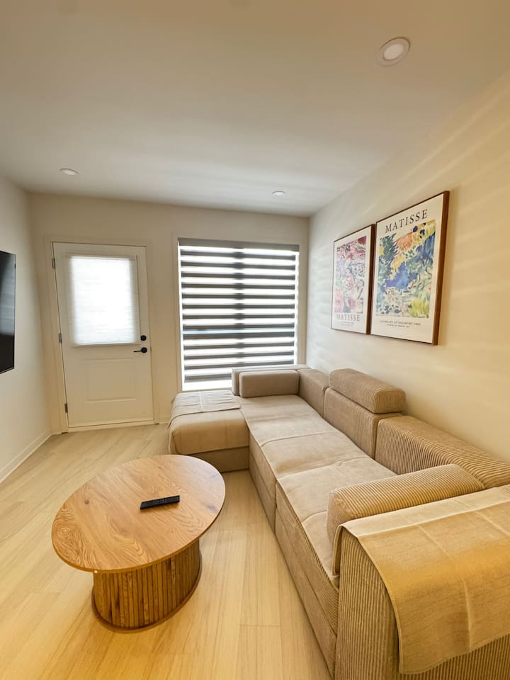 Serene Modern 2br Apt Steps To River W/ Parking - Laval