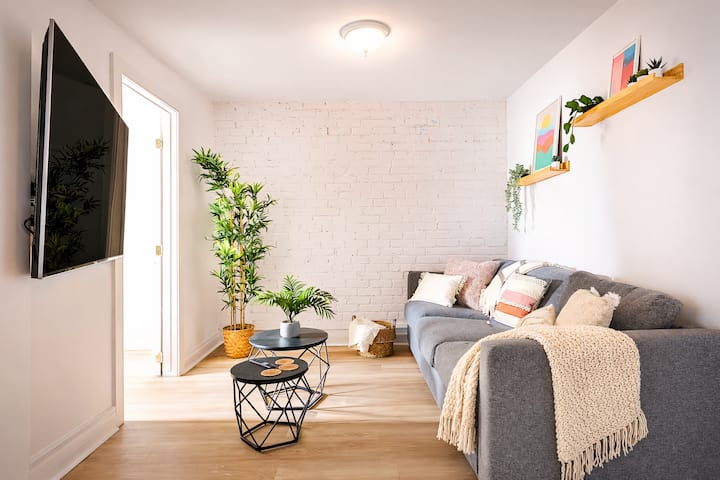 Stylish 3br Plateau • Sleeps 8 • Free Parking - Montreal