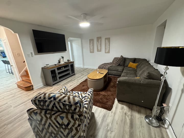 Spacious 3br 8 Min To Phl Free Parking Sleeps 6 - Upper Darby, PA