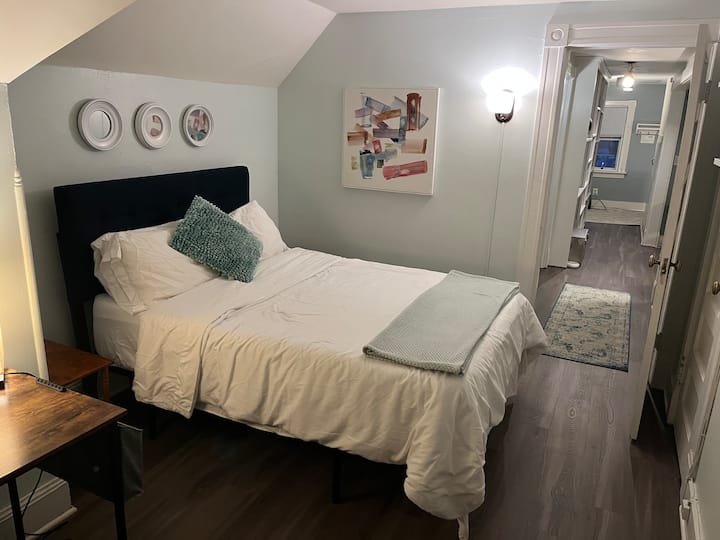 Private 3rd Floor Apt Union St 1908 Colonial Home - Rotterdam, NY