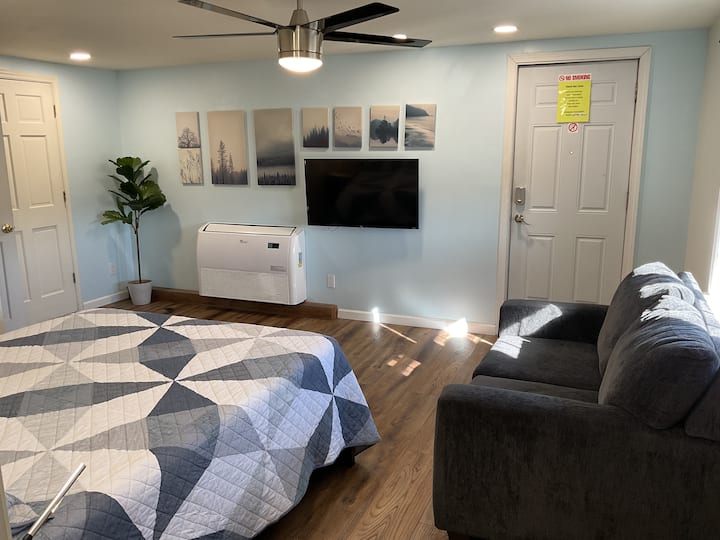 Luxury & Modern Apartment 1.5 Miles From Airport. - Berkeley, MO