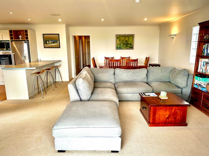 Sunsets By The Beach  |  Waterfront  |  Sleeps 8 - Thames
