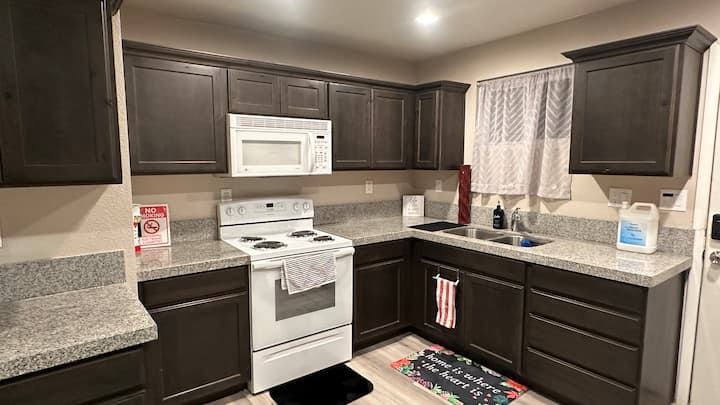 Great! 2br Guest House W/ Private Bath Near It All - Las Vegas, NV