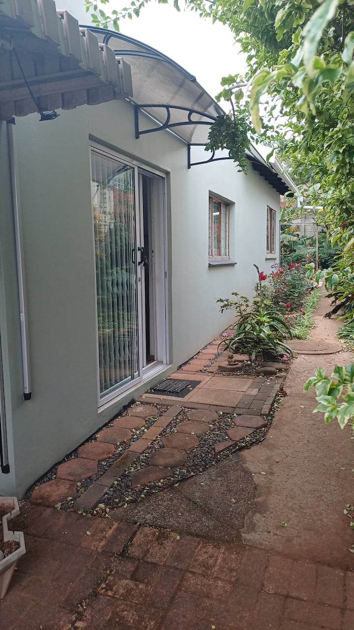 Quick Access, Easy Go Flatlet In Lovely Suburb - Durban North