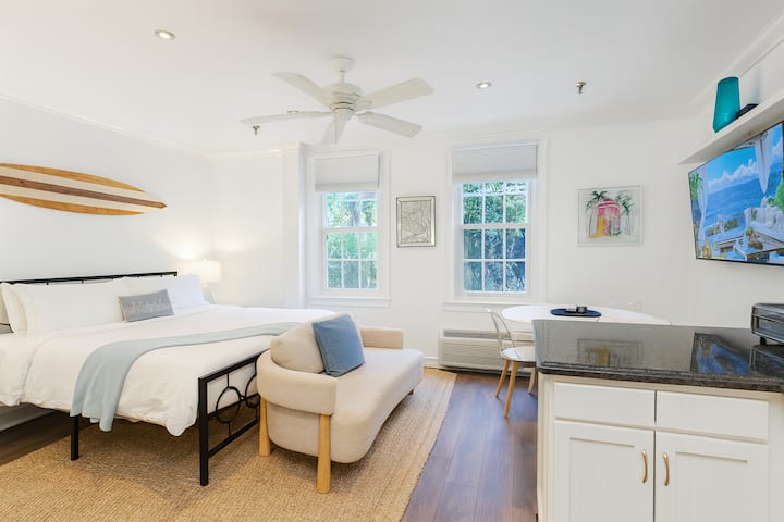 🌴 🌞⛱Palm Beach Island 400sf 1 Br W/parking⚡wifi - Palm Beach, FL