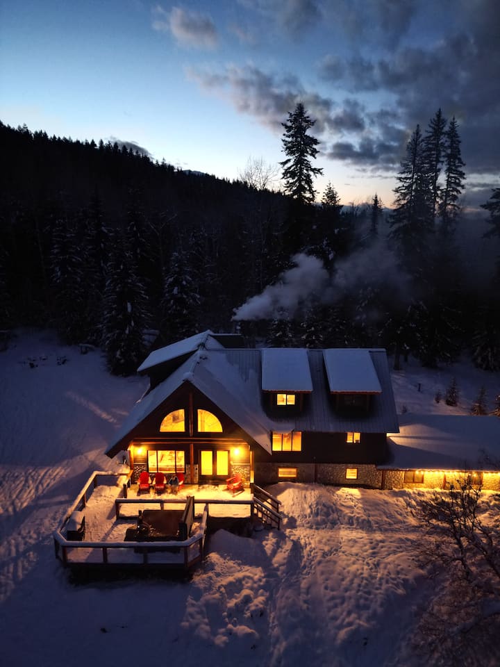 The Lazy Elk - Lodge With Mountain View & Hot Tub - Canada