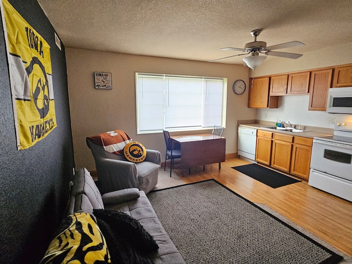 2 Bed 1 Bath Garden Apt 13 Minute Walk To Kinnick - Iowa City, IA