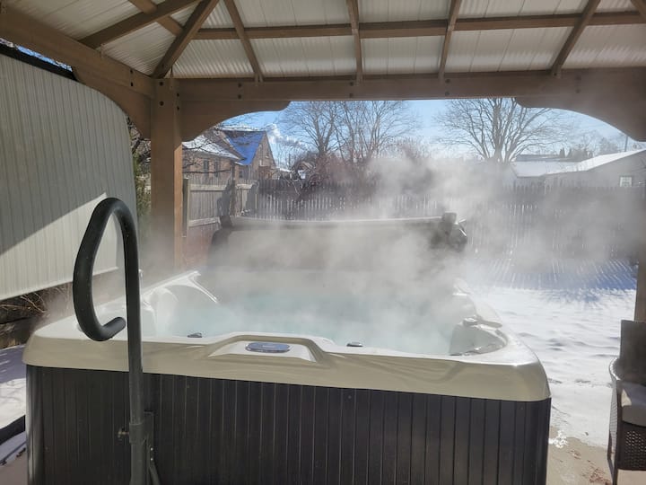 Couple's Or Family Fun- With Outdoor Hot Tub! - Sheboygan, WI