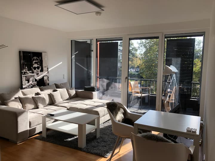 Modern, Hell, Top Lage - 2 Zimmer Studio Apartment - Düsseldorf