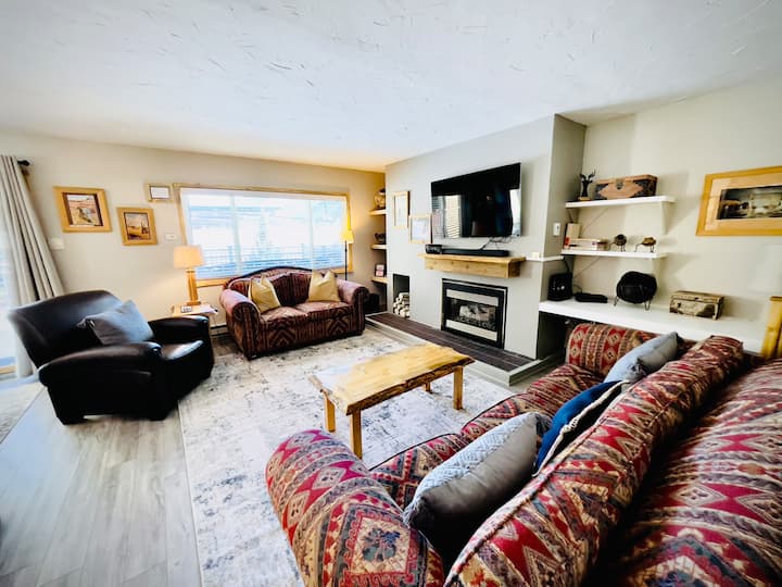 Steps To Gondola! Remodeled! Hot Tub & Views! - Vail, CO