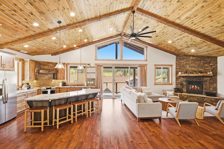 Five Little Bears: Located In Moonridge Near Skiing, Golfing, Hiking, & Zoo! Views! Hot Tub! Shuffleboard & Foosball Tables! - Big Bear Lake, CA