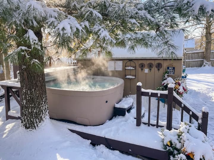 Enchanted Winter Cottage • Hot Tub Retreat - Rochester, NY