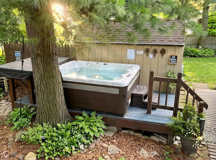 Lakeside Retreat | Lux Spa • Walk To Private Beach - Greece, NY