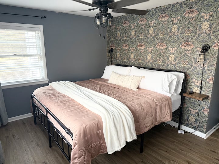Sandusky Getaway- Lower Apt.- King Bed! 9min To Lu - Lynchburg, VA