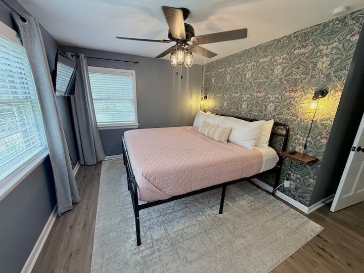 Sandusky Getaway- Lower Apt.- King Bed! 9min To Lu - Lynchburg, VA