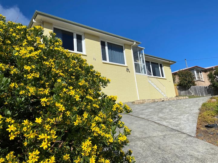 Sunny Spacious Holiday House With Mountain Views - Hobart