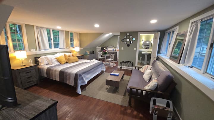 Treetop Oasis With Dramatic Views Of Cliffs. - Lake Warren, PA