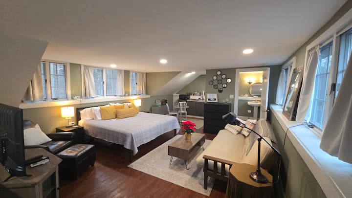 Treetop Oasis  With Dramatic Views Of Cliffs. - Bucks County, PA