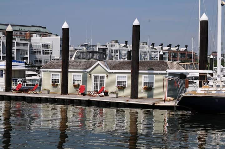 Unique Waterfront Escape - Boston Harbor Houseboat - Boston, MA