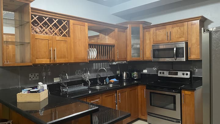 Cozy Centrally Located 2 B/r Apt In Kingston - Kingston