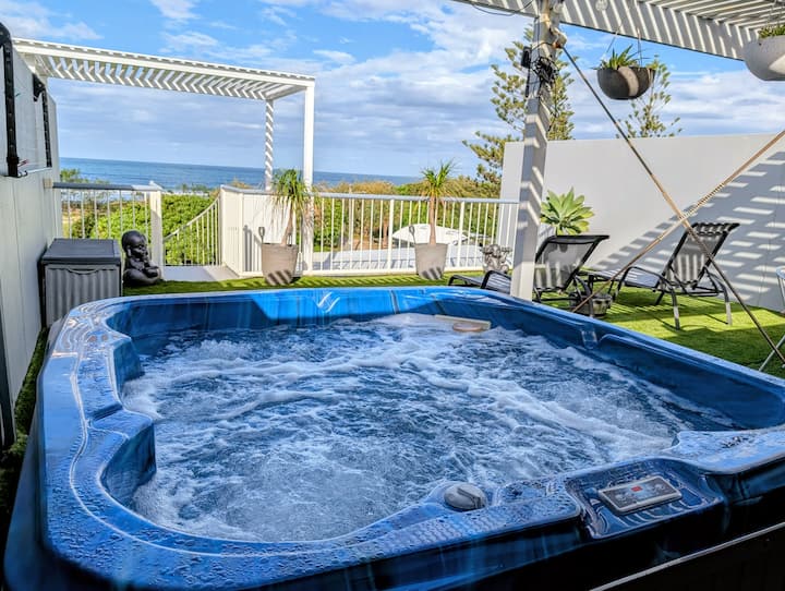 Top Floor, Beachfront, Private Rooftop Spa - Coolum Beach