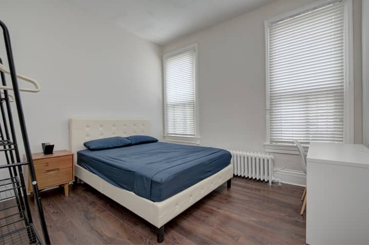 Comfy Bedroom In The Heart Of Queen Street W | Rm6 - Toronto, ON