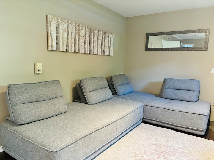 Suite Privée 2 Chambres Salon - Laval Metro 5 Min - Laval, Canada