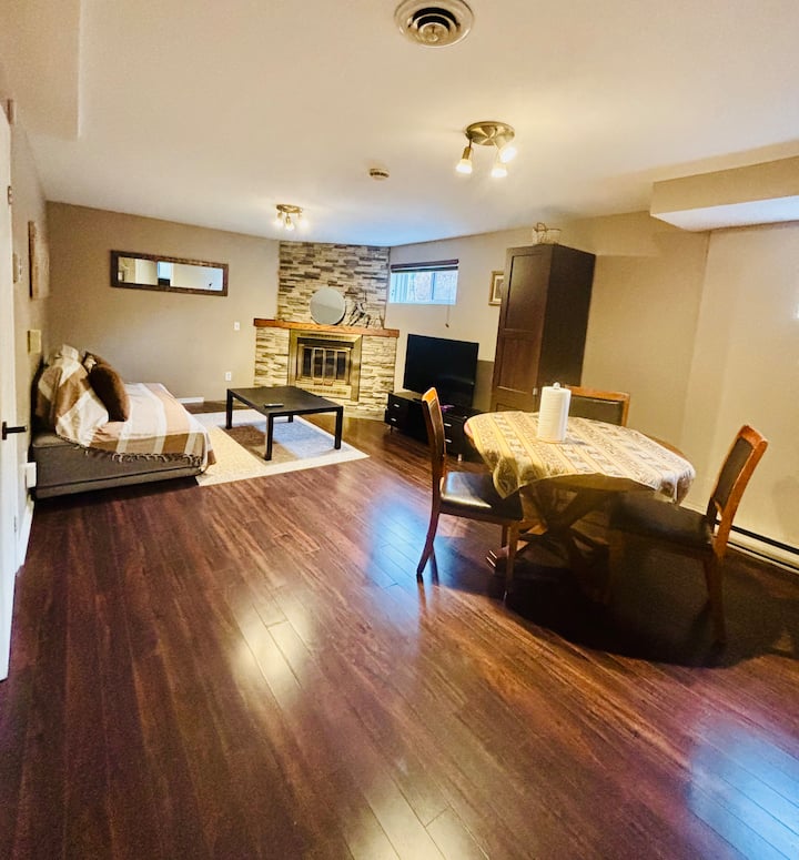 Suite Privée 2 Chambres Salon - Laval Metro 5 Min - Laval