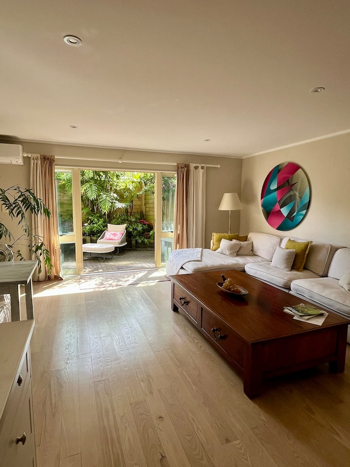 Spacious And Modern City Apartment - Free Parking - Auckland