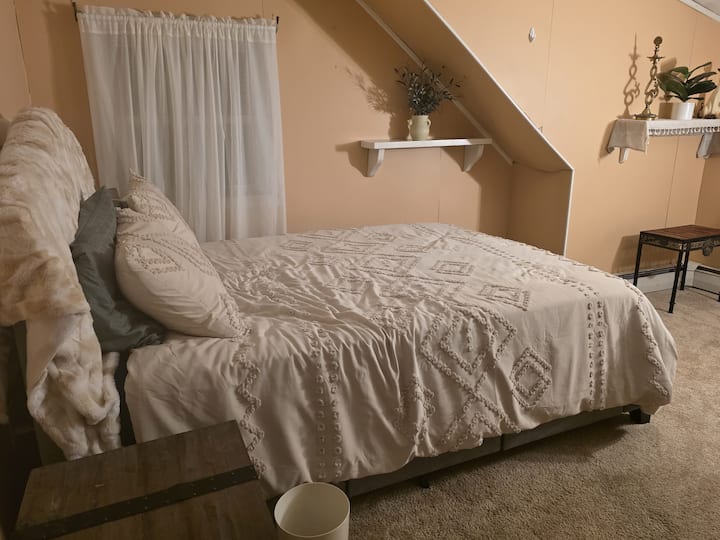 Great Location! Laundry, Driveway, Micro + Fridge - Burlington, MA