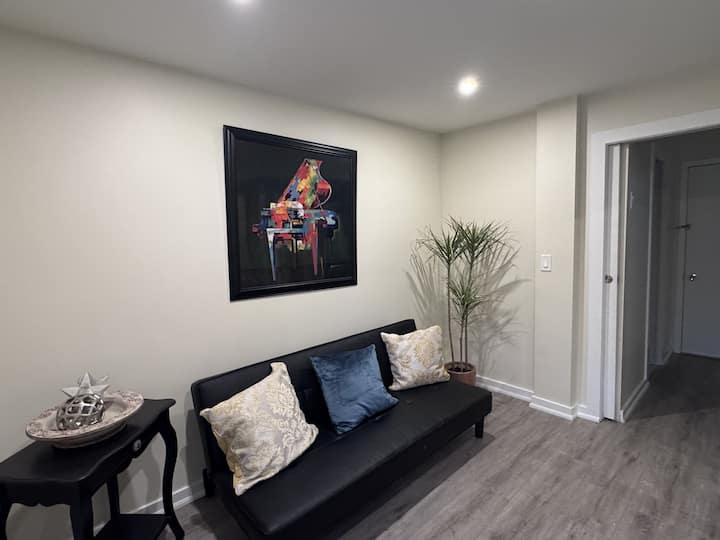 Newly Renovated 2-level Suite Near Go - Burlington