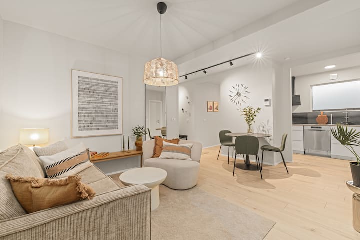 5 Bedrooms · Sleeps 9 · Free Parking & Sauna - Reykjavik