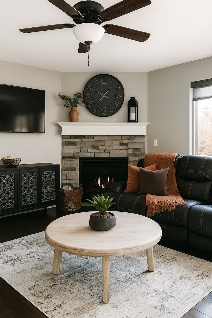 Spacious Home With Bar Area And Pool Table - Gladstone, MO