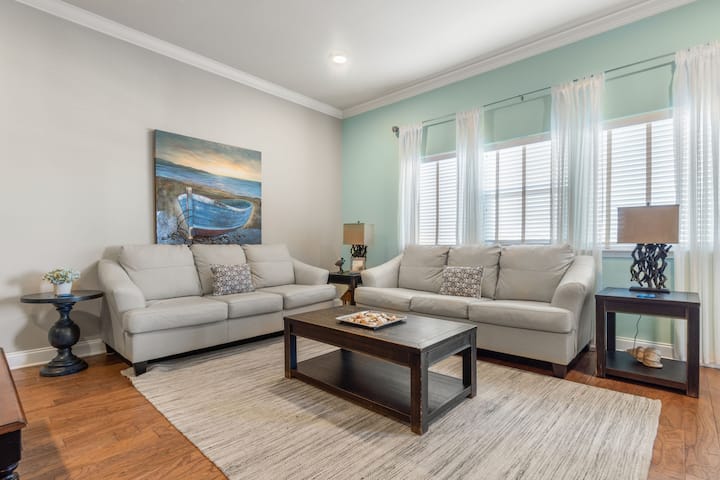 Luxury Condo, Steps To The Beach/pool-sleeps 8 - Miramar Beach, FL