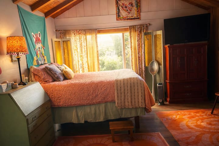 Boho Garden Studio (W/ Chickens) - Near Universal - Los Angeles, CA